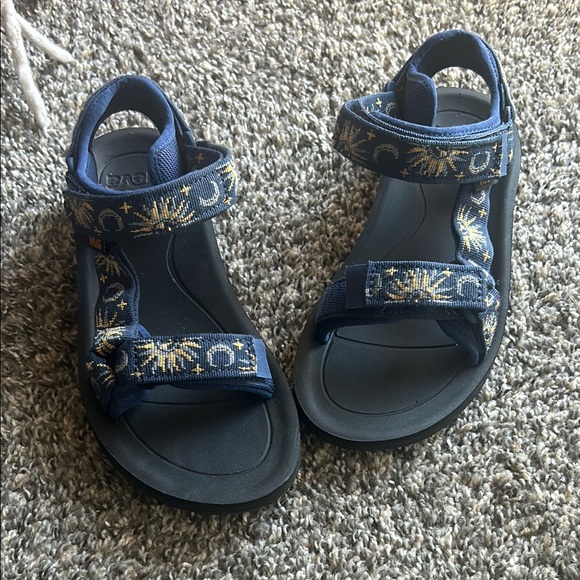 Teva | Shoes | Teva Original Universal Sandals In Sun And Moon Print 6 ...